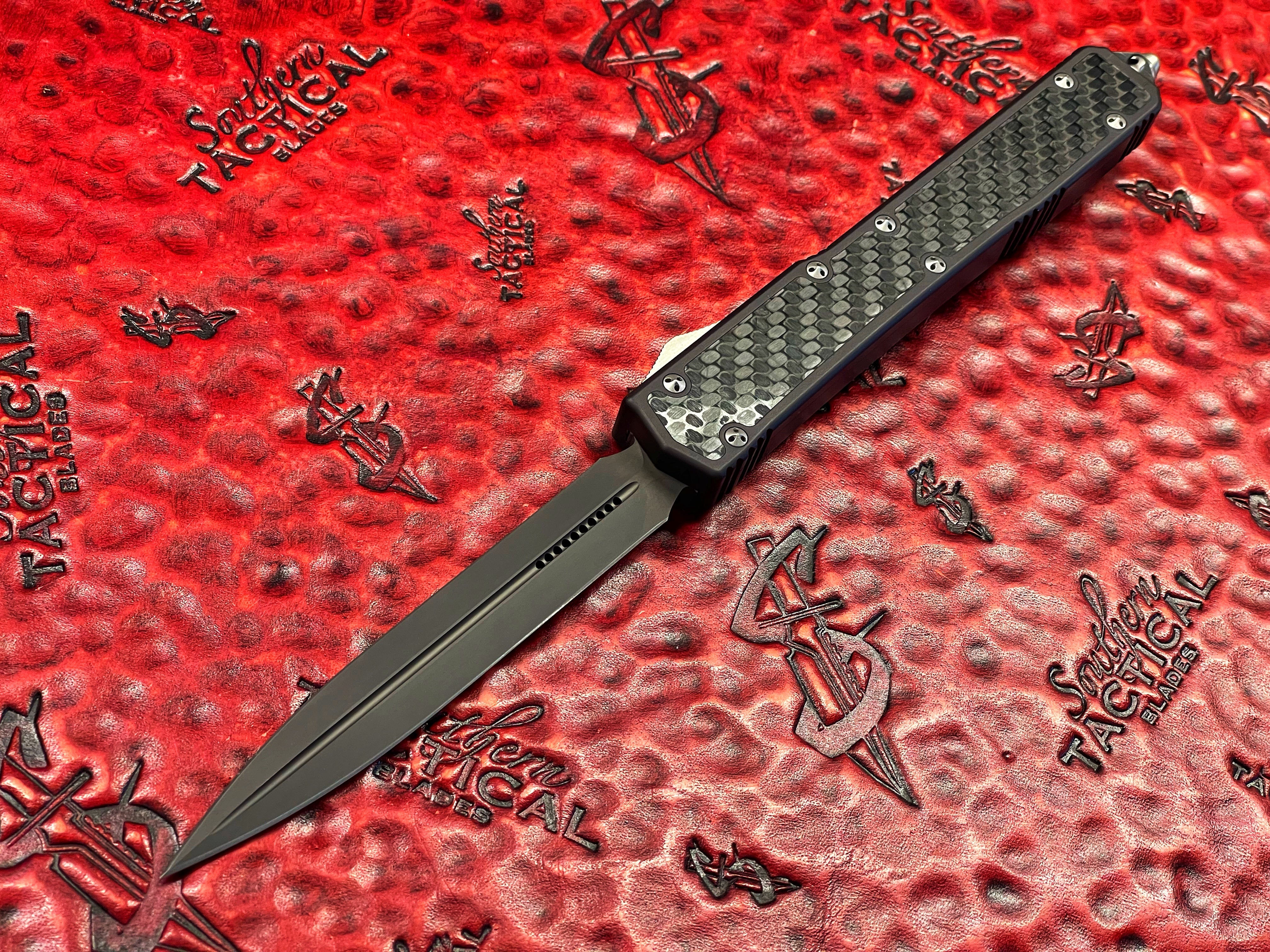 Microtech Knives Makora II Double Edge DLC, Carbon Fiber In-Lay, Stand