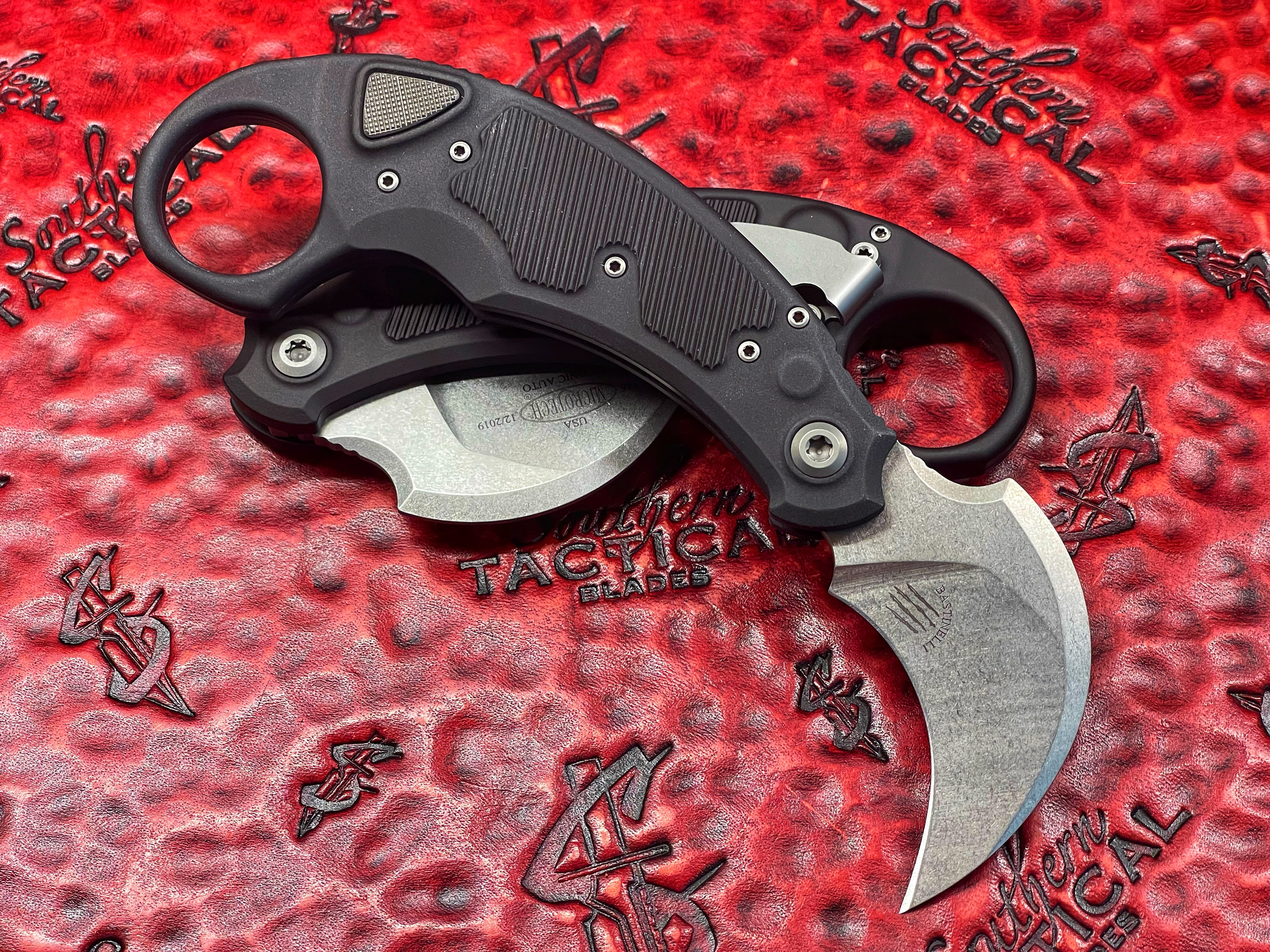 Microtech Knives / Bastinelli Knives Iconic Auto Karambit Stonewash St